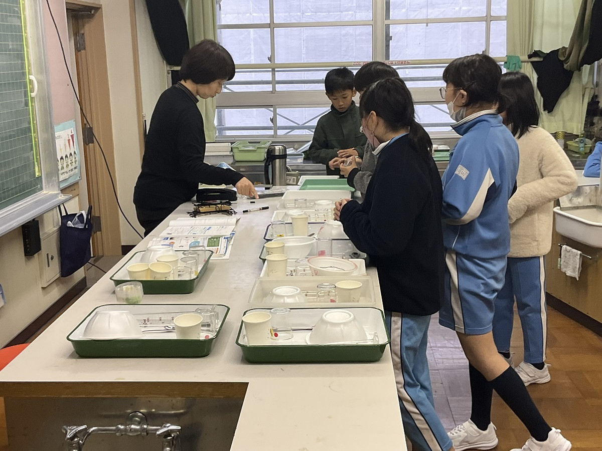 社西っ子Diary 1212 いろいろな物を水にとかしてみよう どうなる